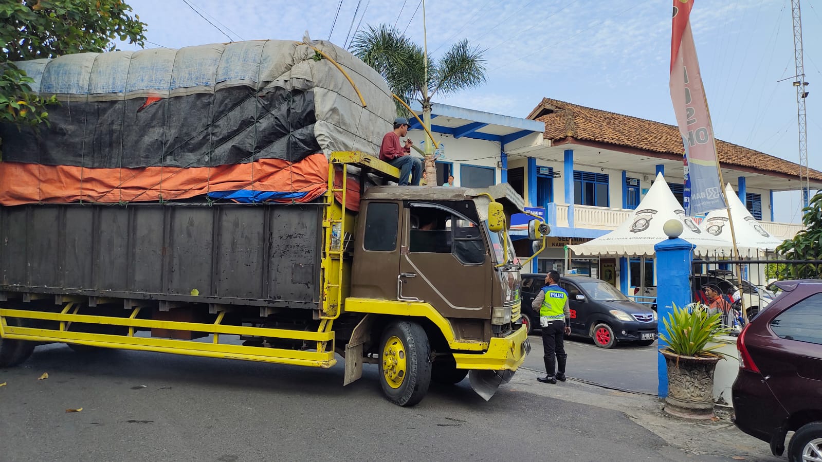 Melebihi Tonase, Polisi Tilang Fuso Muatan Ciki - Harian Rakyat