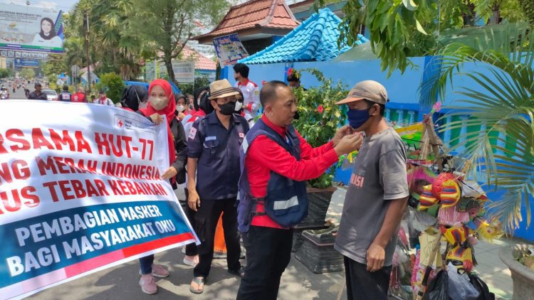 PMI Kabupaten OKU Bagikan 1000 Masker Ke Masyarakat - Harian Rakyat