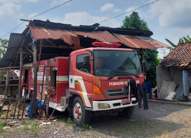 Mobil Damkar Miliaran Ini jadi Tempat Jemur Pakaian - Harian Rakyat