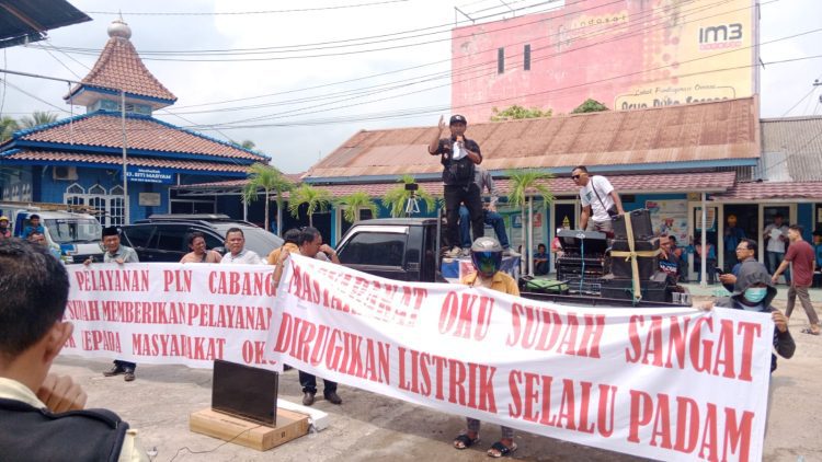 Kesal Listrik Sering Padam, Ratusan Masyarakat Geruduk Kantor PLN ...