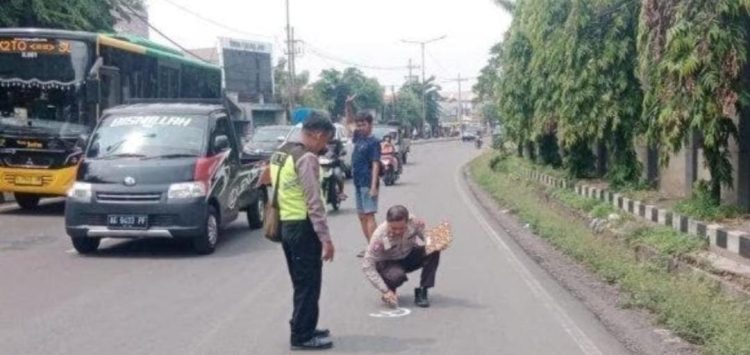 Pengendara Motor Tewas Terlindas Truk Usai Serempetan - Harian Rakyat