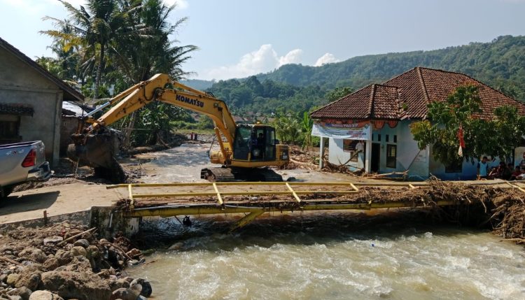 Tim Tanggap Bencana PGE Bantu Pulihkan Dampak Banjir dan Longsor di Ulu ... Tim Tanggap Bencana PGE Bantu Pulihkan Dampak Banjir dan Longsor di Ulu ...